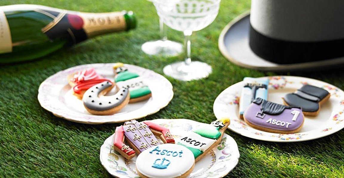Ascot Biscuit Collection: Royal Gifts by Biscuiteers